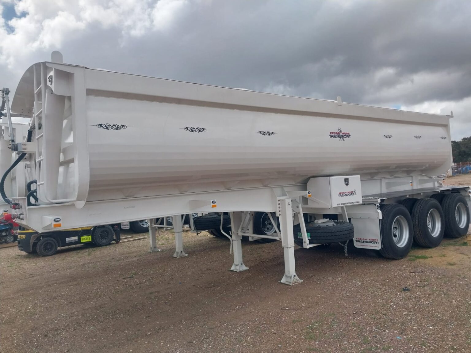 SIDE TIPPER (Mine Spec) - Freightmore Transport